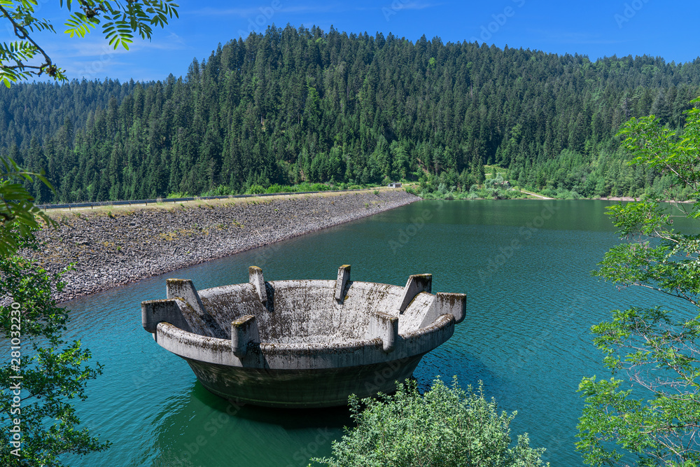 Stockfoto Überlauf in der Talsperre Kleine Kinzig im Schwarzwald im ...