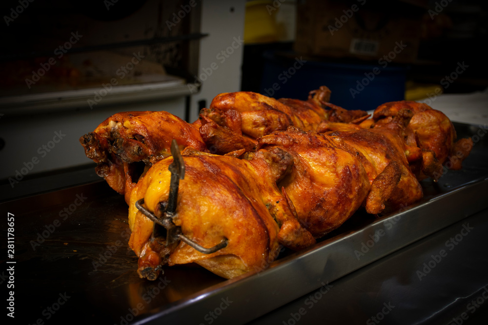 Foto Stock Pollo rostizado preparado al fuego de una parrilla de asador ...