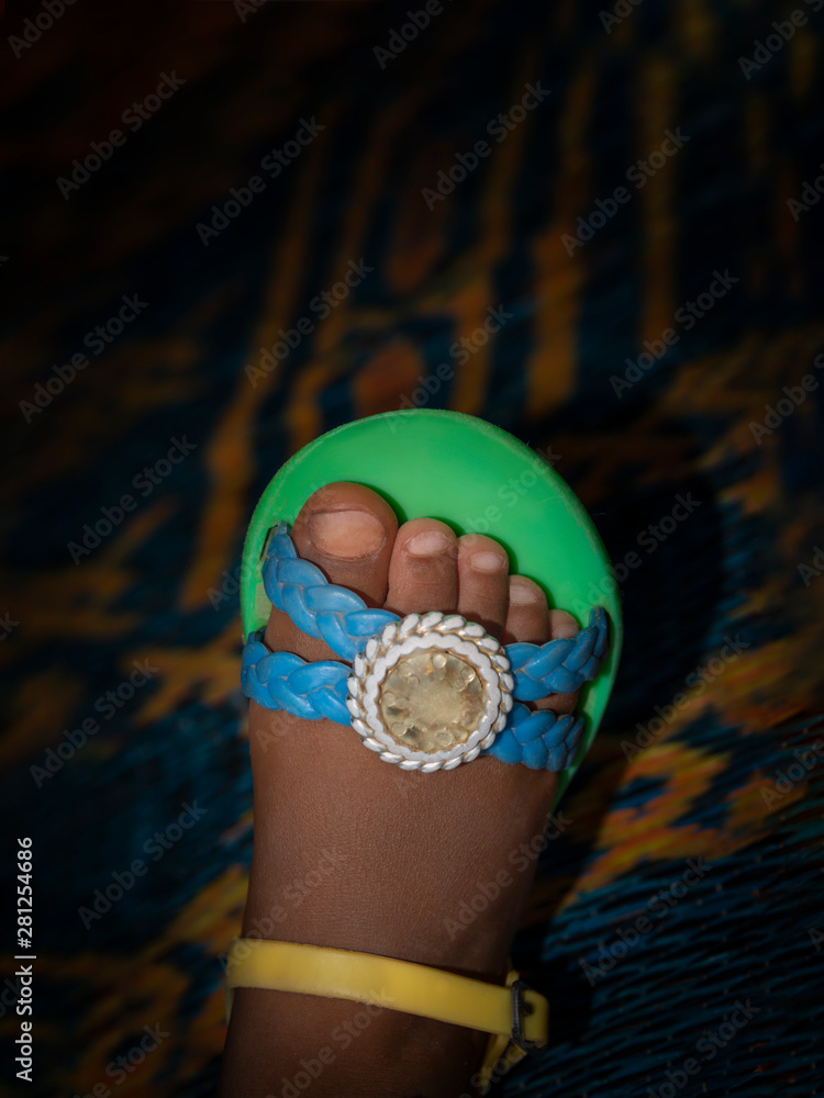 Foto de Foot and sandal of a two years old African girl sitting on a ...