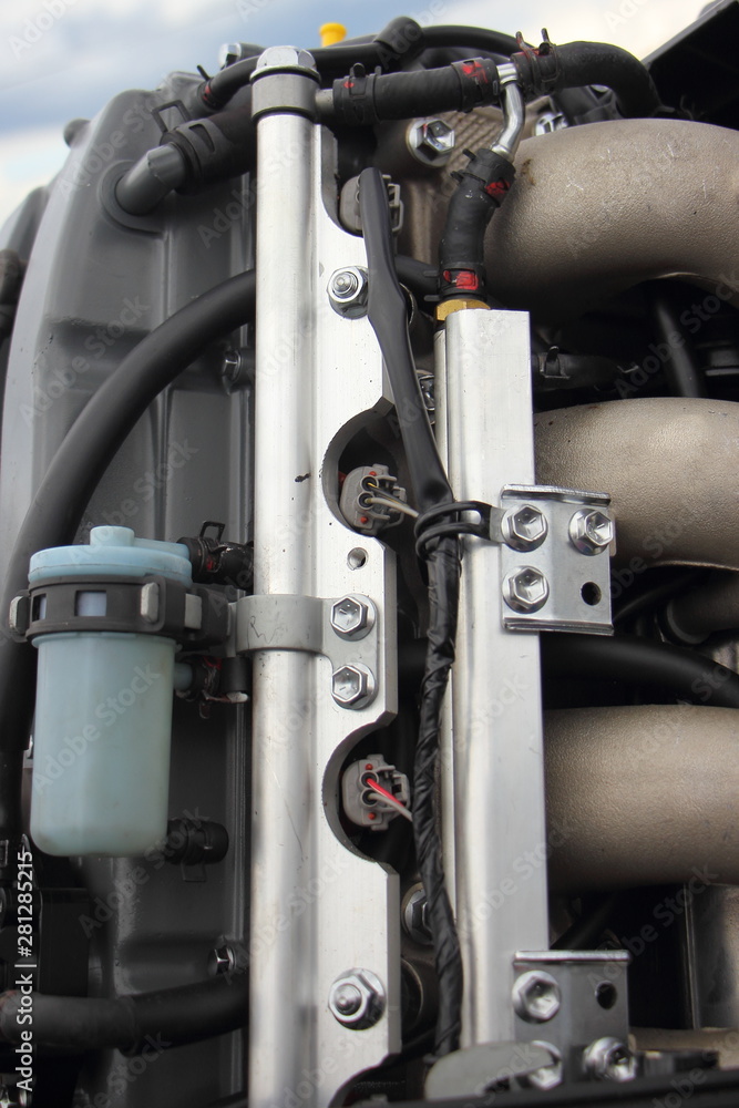 Fuel ramp with injectors, gas filter and aluminum intake manifold of ...