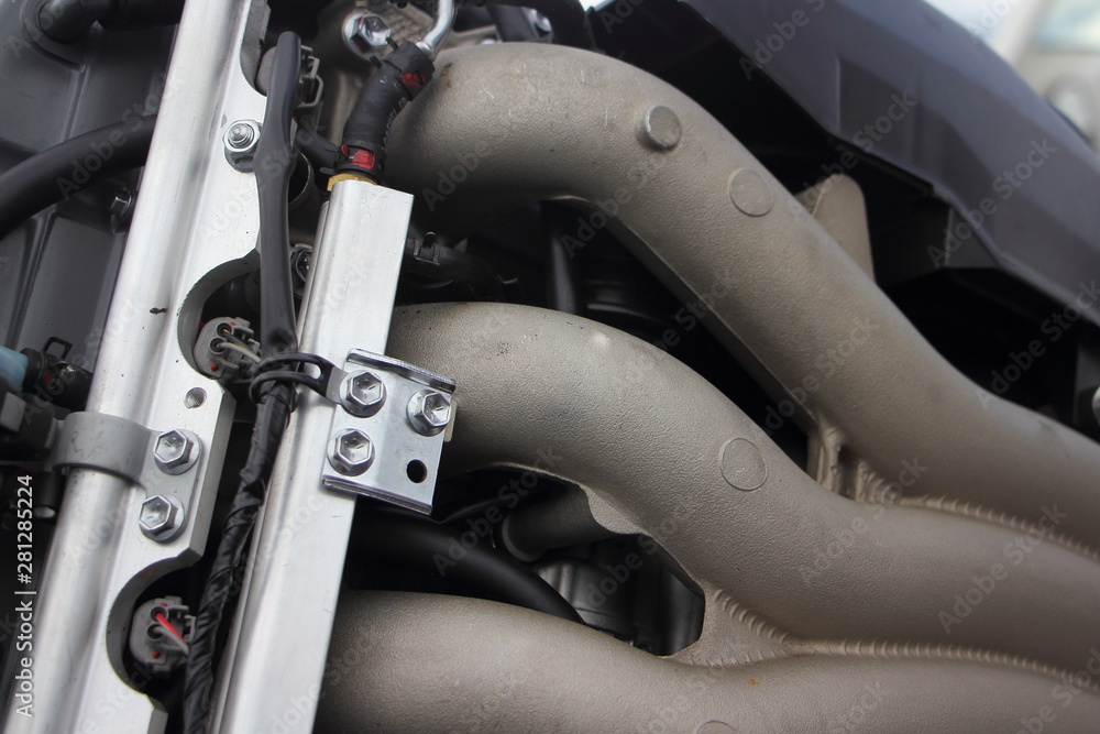 Fuel ramp with injectors and aluminum intake manifold of injector ...