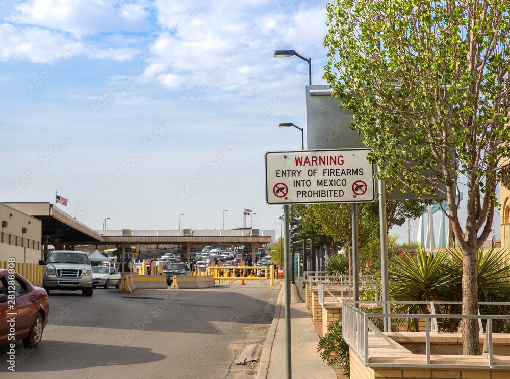 El Paso border crossing sign U.S. Mexico crossing sign Stock Photo ...