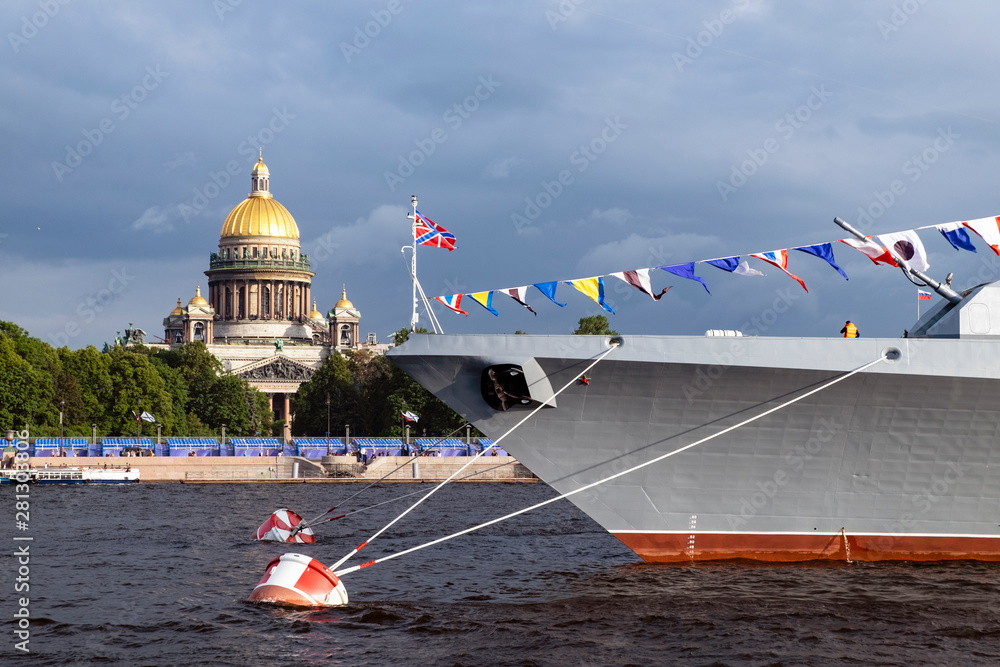 Foto de ST. PETERSBURG, RUSSIA - JULY , 2019: Frigate "Admiral of the ...