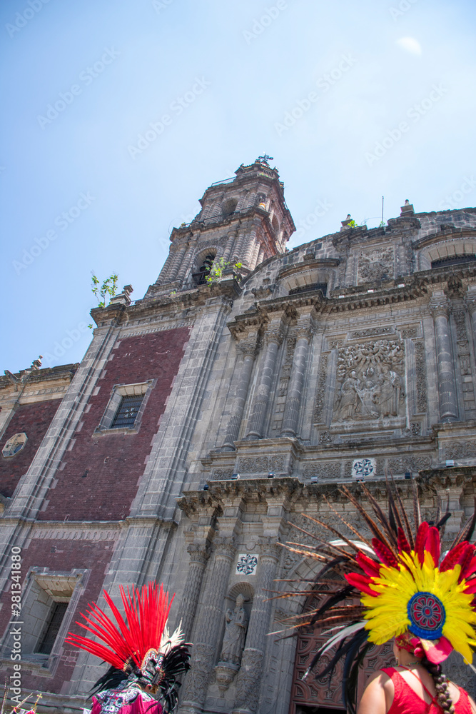 Danzantes aztecas y rituales indígenas afuera de iglesia católica foto ...