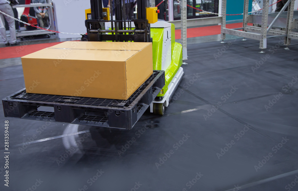 Automated guided vehicle AGV carry cardboard in modern warehouse Hazır ...
