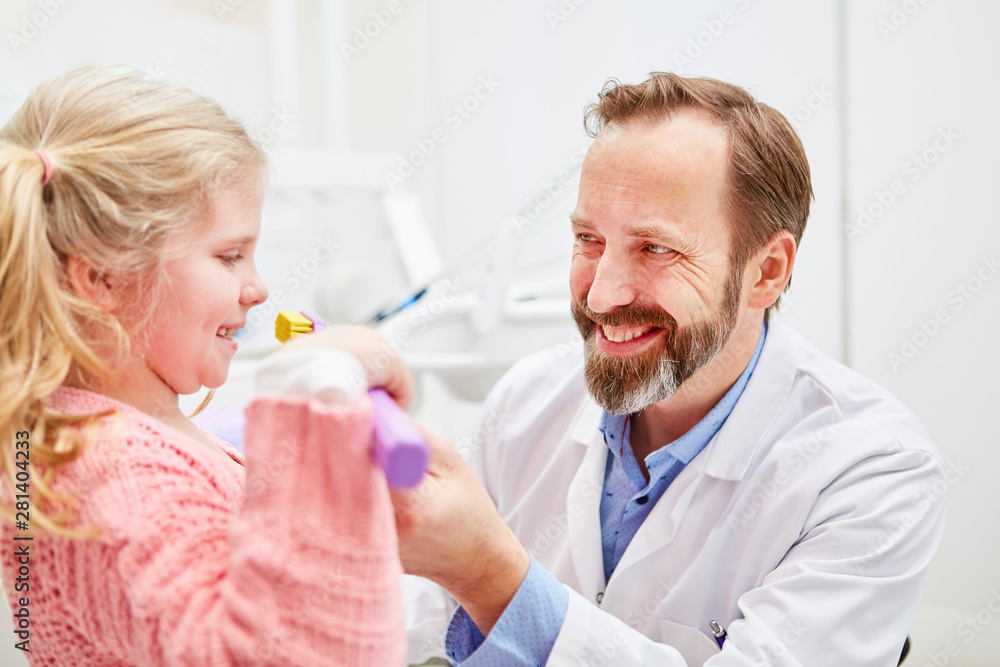 Zahnarzt zeigt Mädchen das richtige Zähne putzen Stock Photo | Adobe Stock
