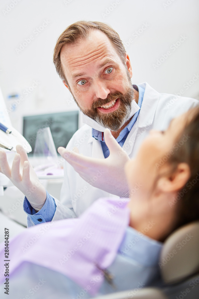 Zahnarzt bespricht die Behandlung mit Patientin Stock Photo | Adobe Stock