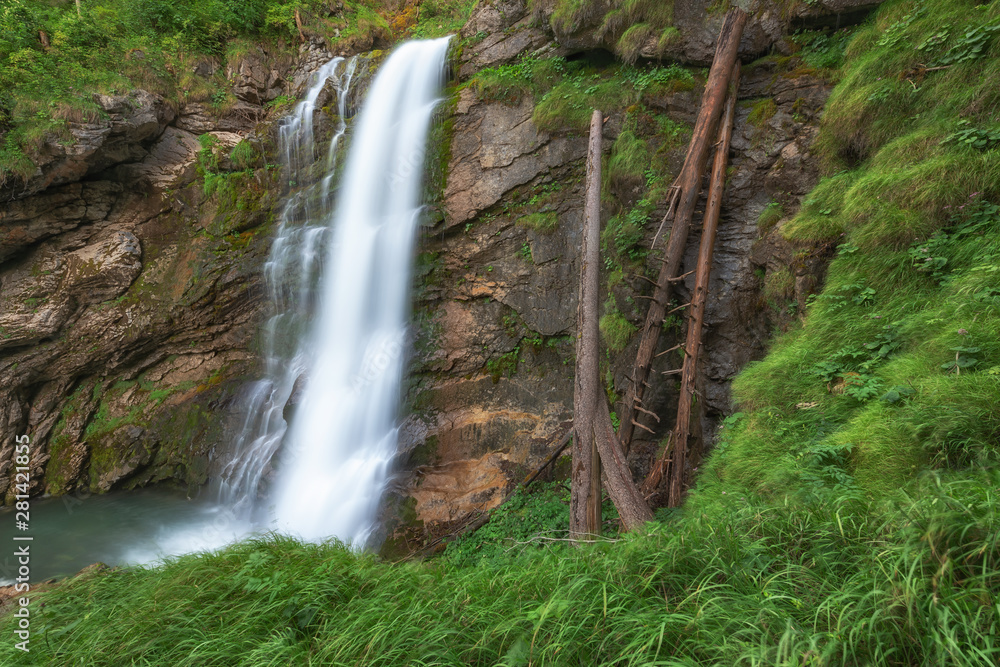 Wilder und wunderschöner Wasserfall nahe Interlaken in der Schweiz ...
