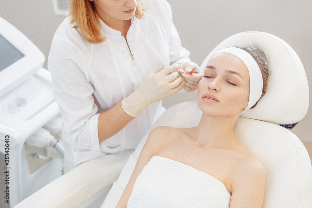 Foto de Unidentified master cosmetologist makes botox injections into ...