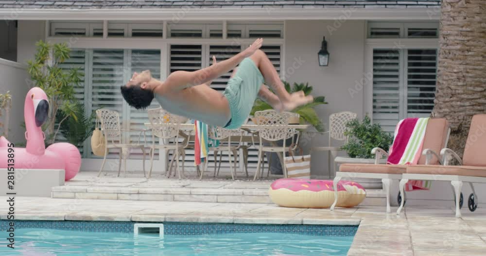 Vidéo Stock attractive young man jumping in swimming pool doing ...