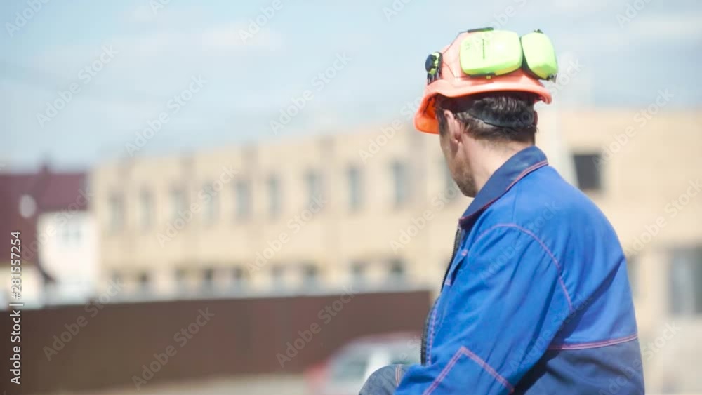 Vidéo Stock Process of building a private house. Clip. Builder in a ...