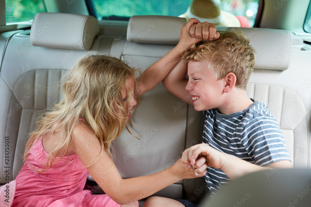 Geschwister streiten und kämpfen im Auto Stock Photo | Adobe Stock