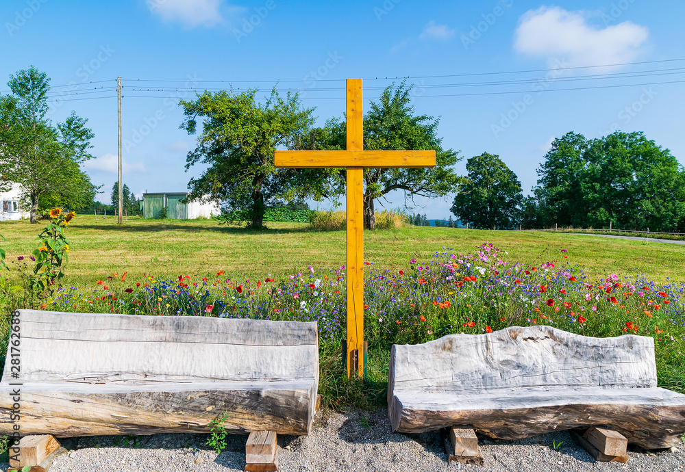 Zwei Sitzbänke aus Holz an denen man gleich beten kann Stock Photo ...