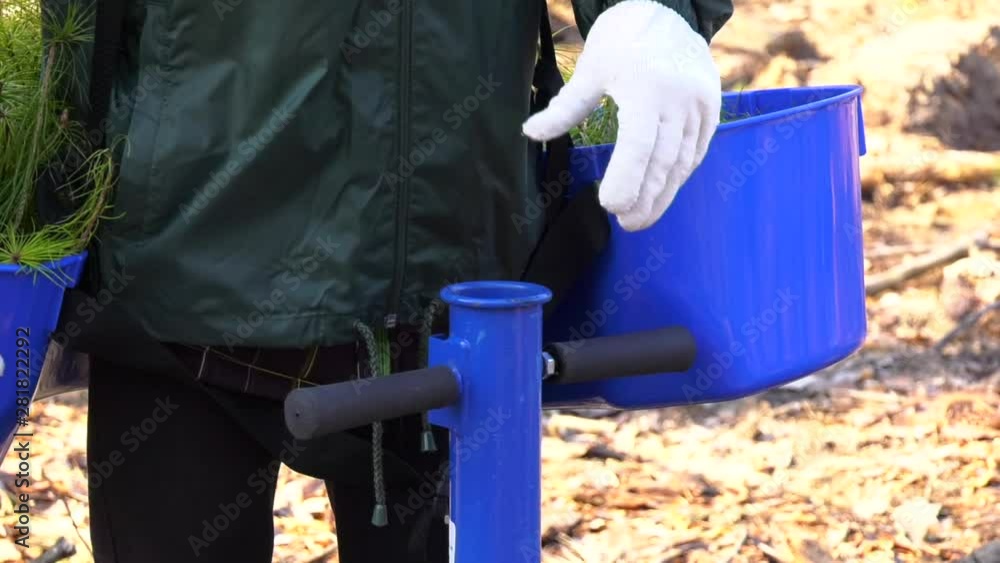 Pottiputki planting tube is used to plant lump seedlings. Planting ...