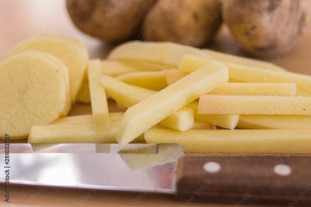 papas cortadas crudas Stock Photo | Adobe Stock