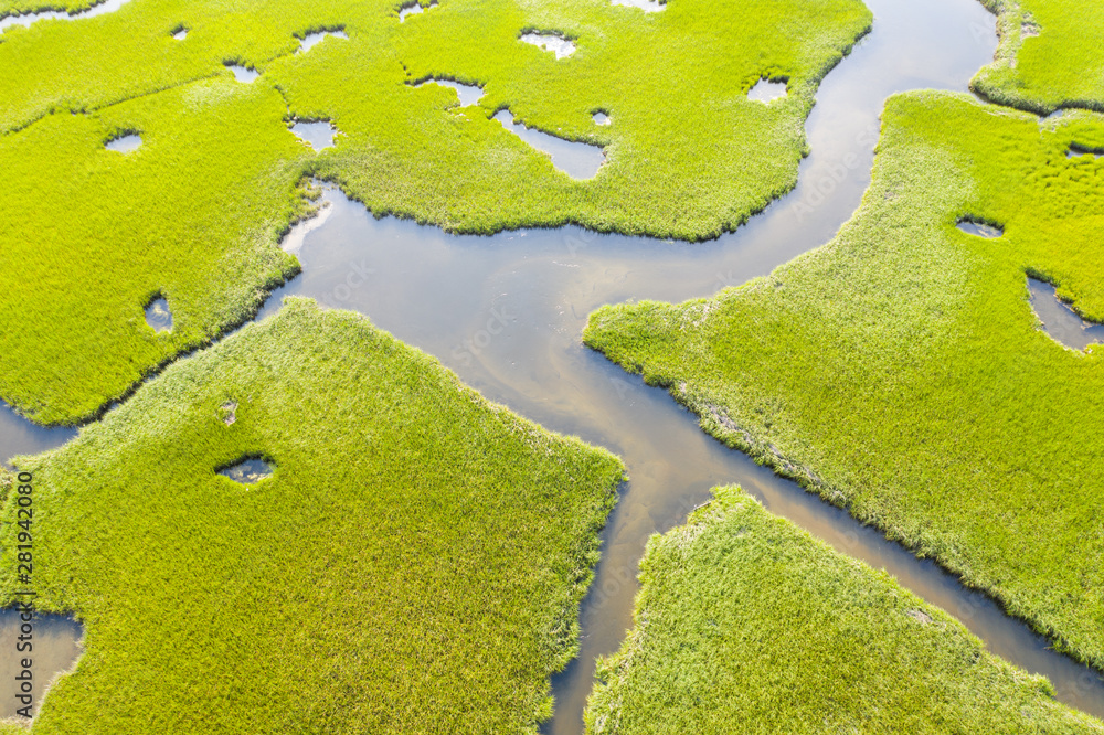 Foto de The cold waters of the Atlantic Ocean bathe a scenic beach on ...