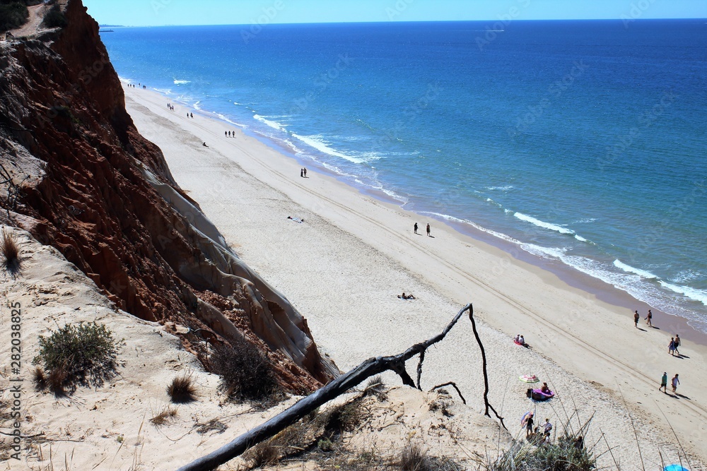 La falaisia plage avec ses falaises ocres du Portugal Stock-Foto ...