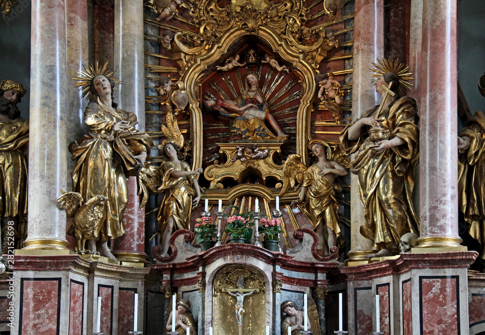 l'altare barocco del santuario dell'Addolorata a Rifiano (Merano), con ...