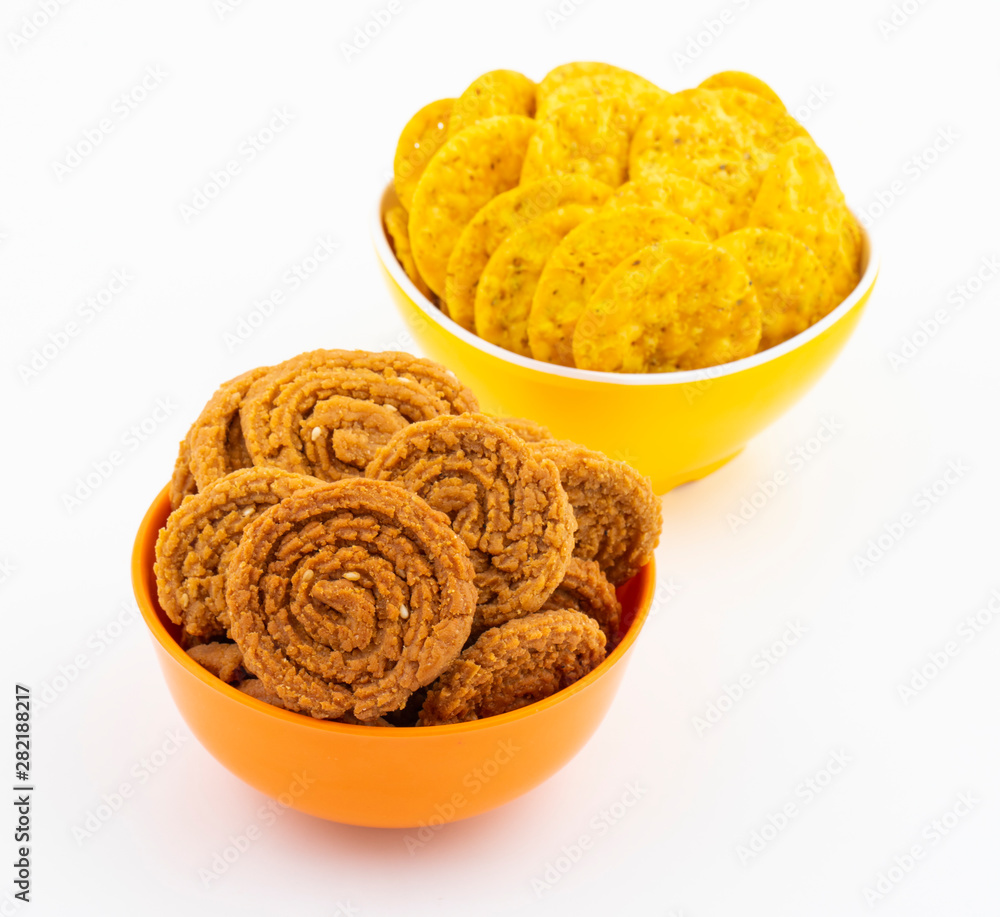 Foto de Indian Traditional Snack Chakli With Masala Khari, a spiral ...