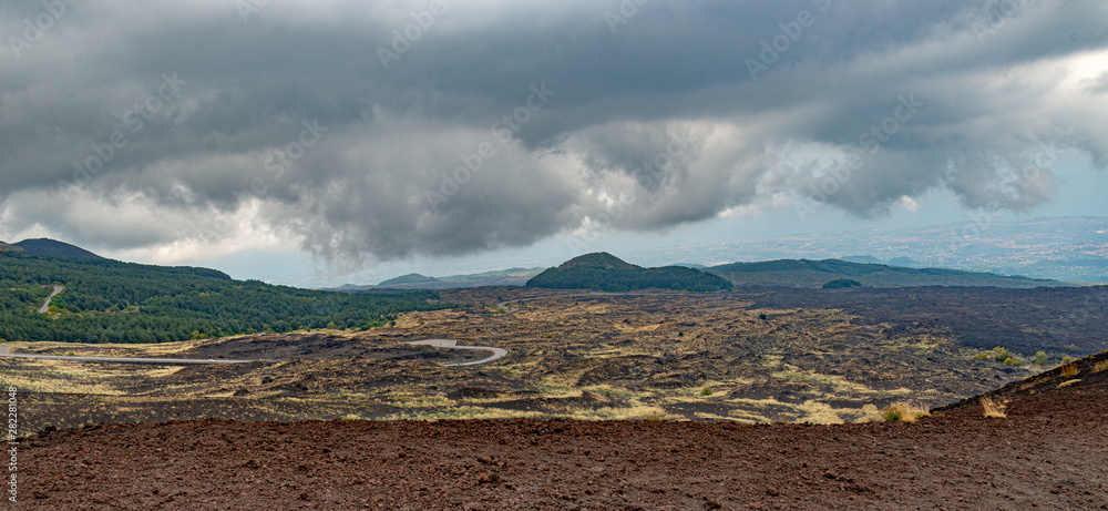 Extinto cráter del volcán Etna Sicilia, Italia. Foto aérea Stock Photo ...