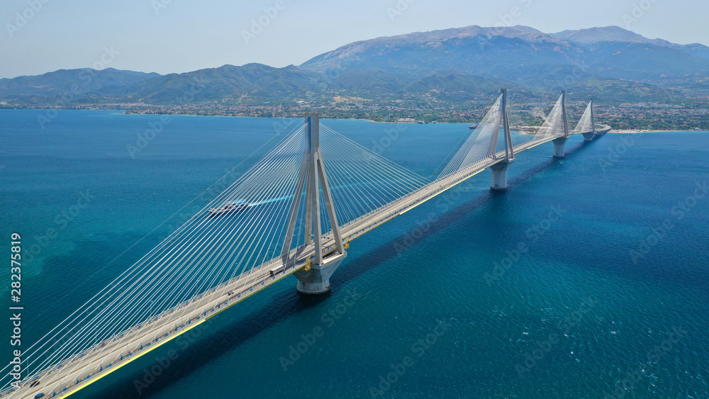 Foto de Aerial drone photo of world famous cable suspension bridge of ...