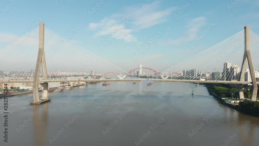 Vidéo Stock The drone flies over the Pearl River, in perspective we see ...