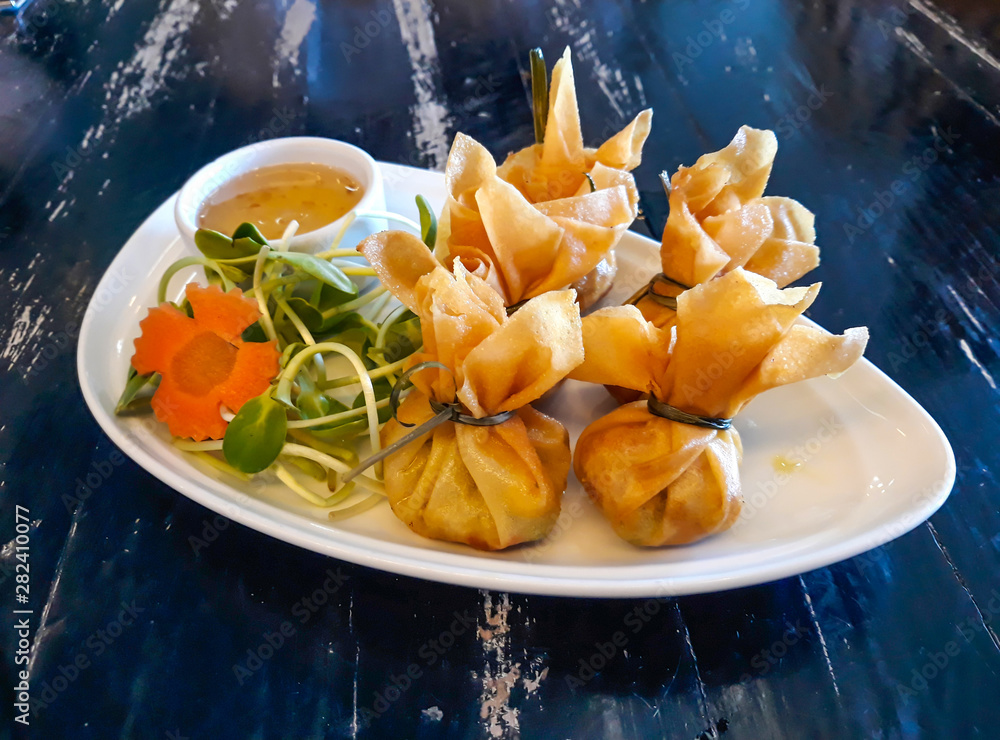 Foto de Thai Traditional Spring Rolls (Toong Tong) ,Thai snack. do ...