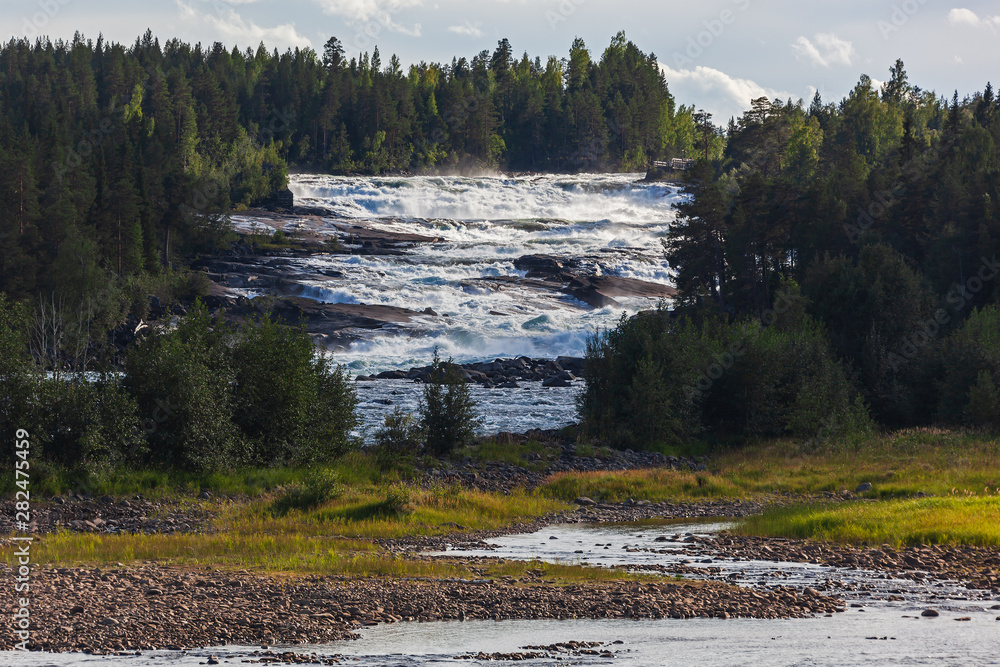 Foto de The rapids Storforsen in the Pite River in Swedish Norrbottens ...