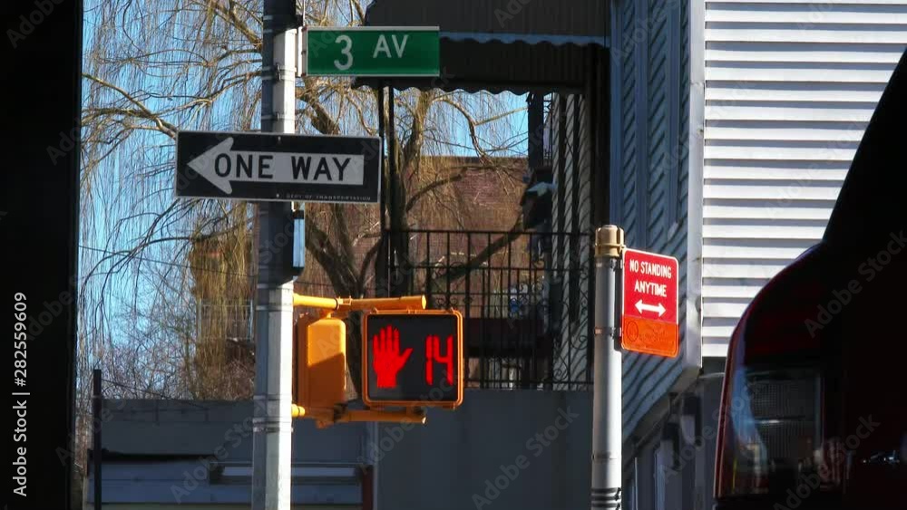 Vidéo Stock Pedestrian traffic light countdown, Red, white, One Way ...