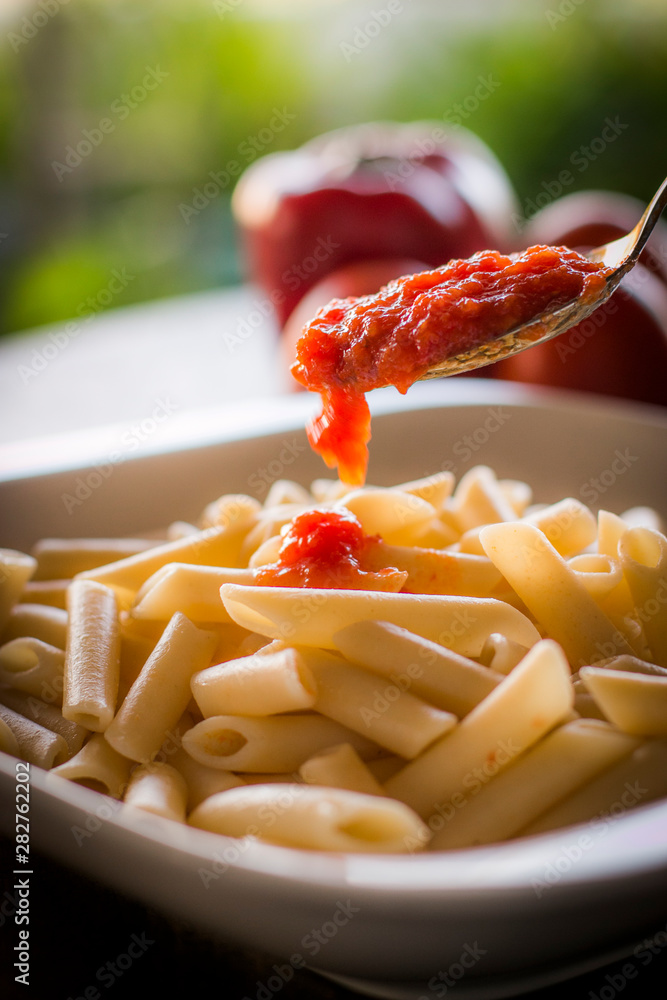 Comida típica italiana. Pasta italiana y salsa de tomate italiana Stock ...