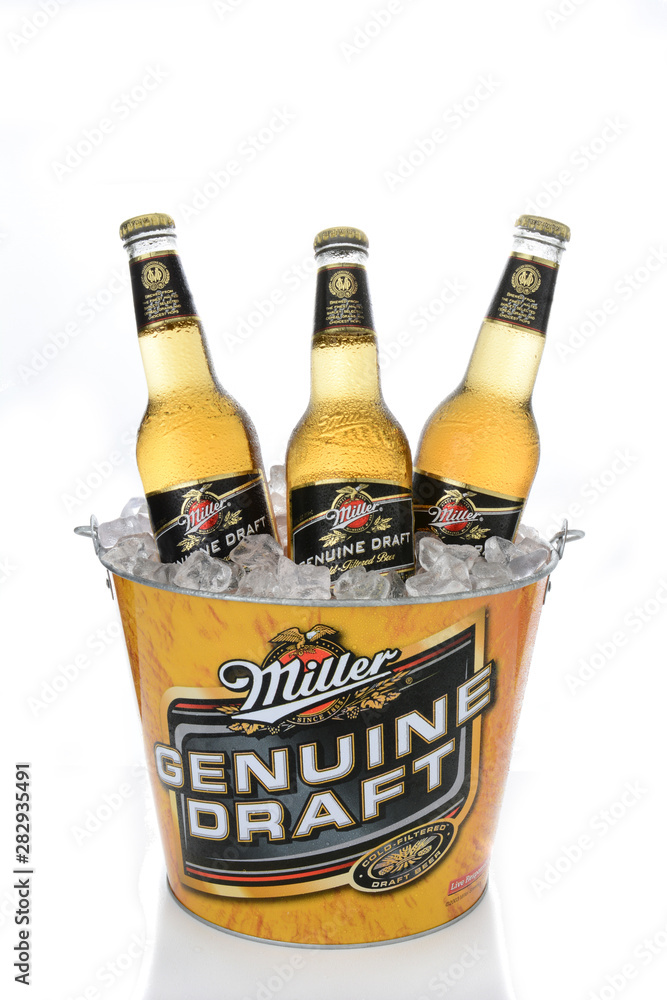 Foto de IRVINE, CA - JANUARY 15, 2015: A branded ice bucket of Miller ...