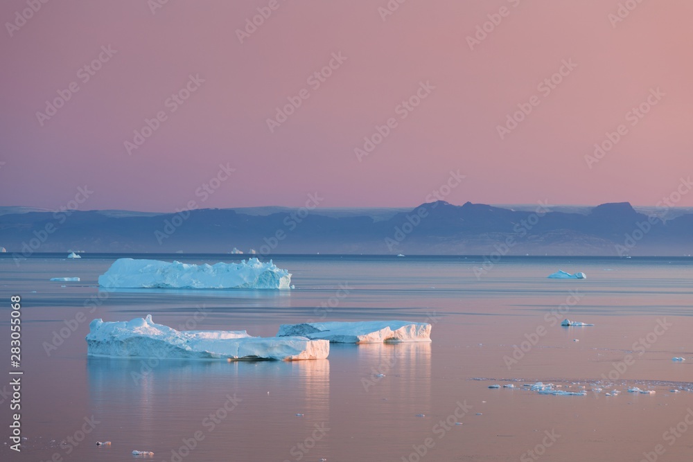 Foto de Arctic nature landscape with icebergs in Greenland icefjord ...