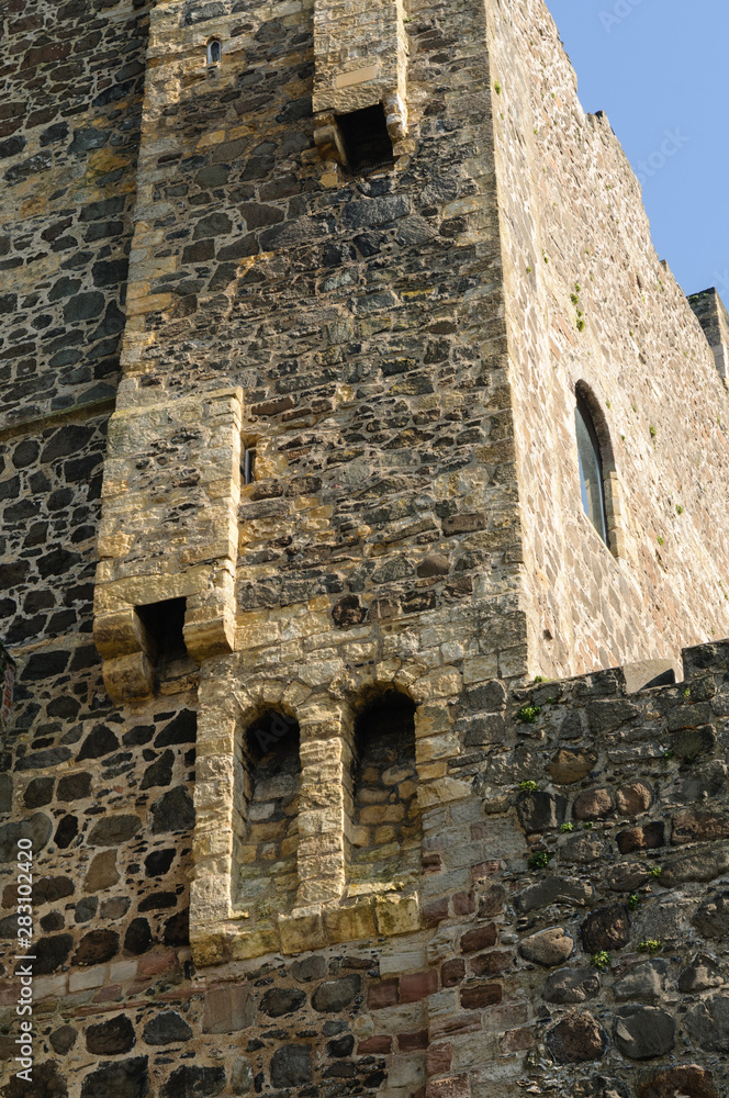 Foto de Garterrobe (toilet chute) on a norman castle. Waste would ...