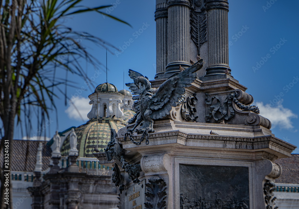 Monumento de un cóndor en la plaza de la Independencia en Quito Stock ...
