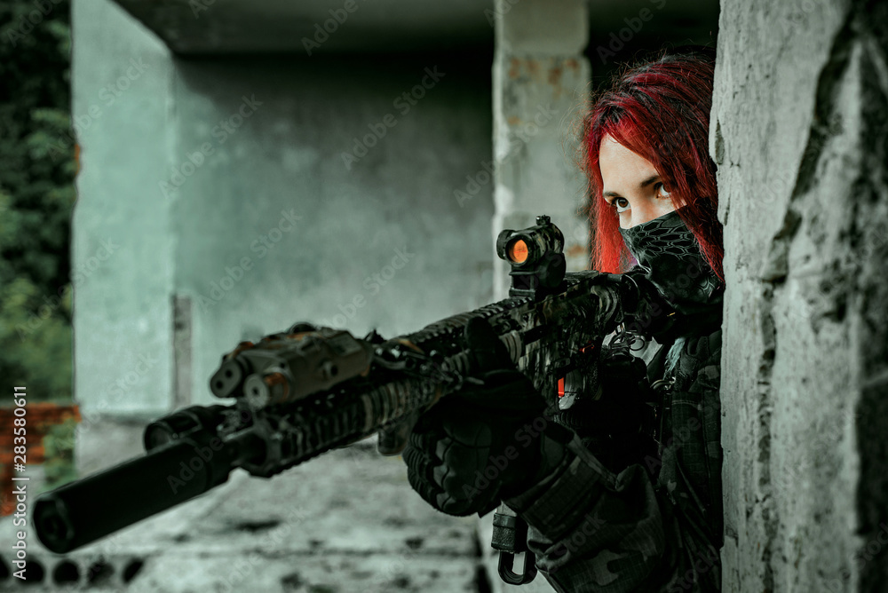 Airsoft red-hair woman in uniform with machine gun. Soldier peeking ...