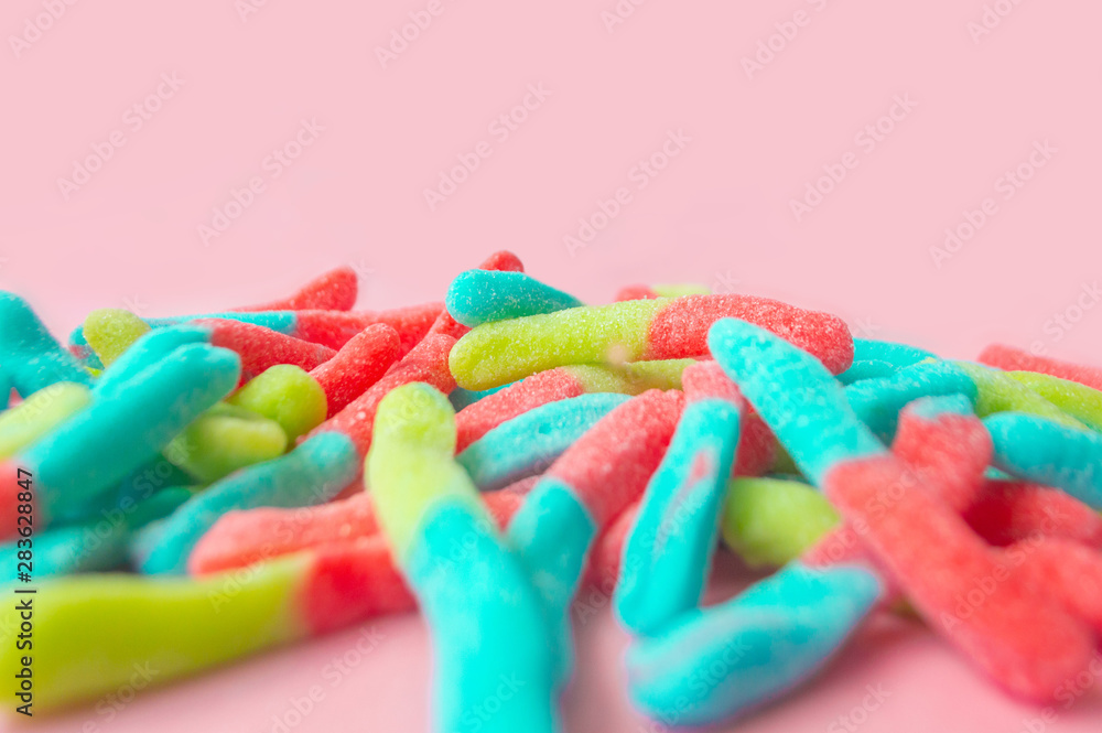 gomitas de diferentes colores sobre un fondo rosado Stock Photo | Adobe ...