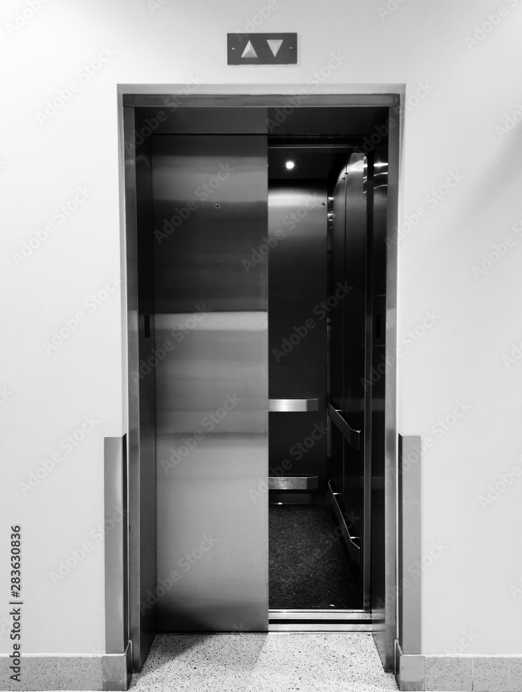 monchrome, elevator doors half open foto de Stock | Adobe Stock