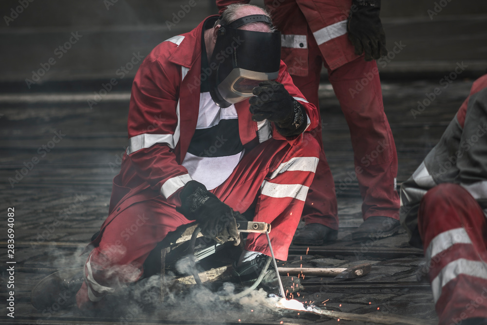 soldador soldando las vias del tren Stock Photo | Adobe Stock