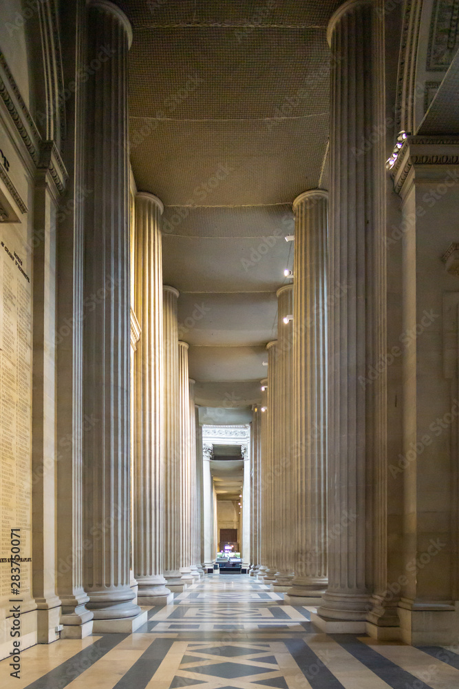 Foto de Classic doric columns along an interior hallway do Stock ...