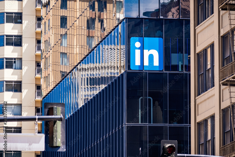 Foto de June 30, 2019 San Francisco / CA / USA - Large LinkedIn offices ...