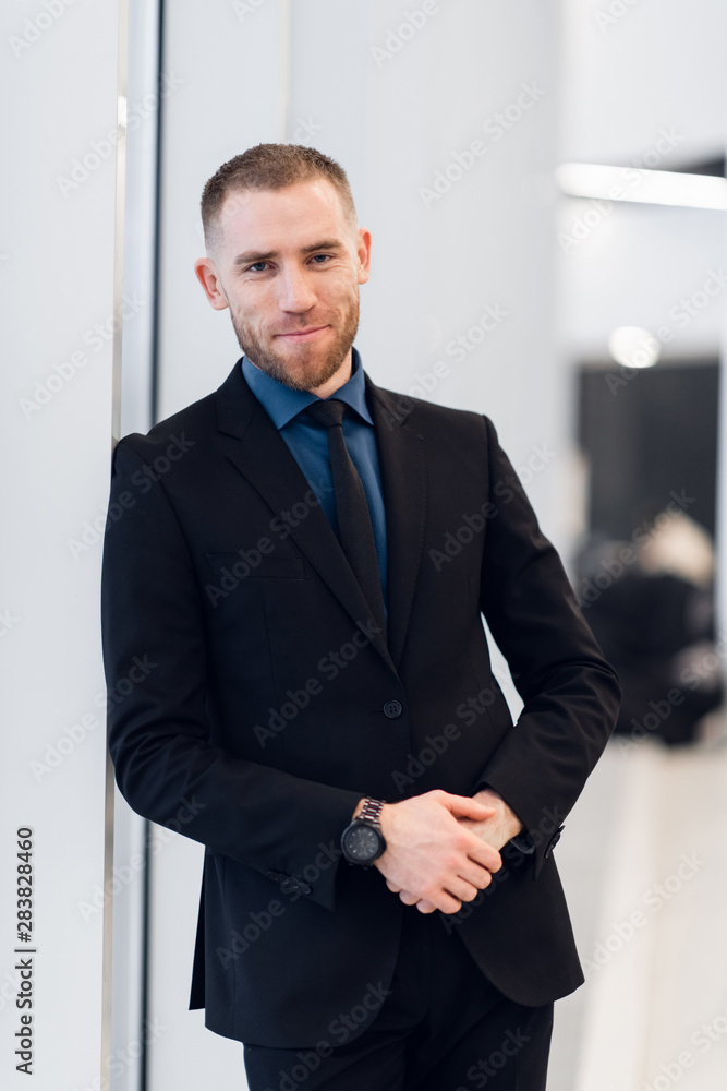 Stylish young businessman wearing a modern suit, who is a high achiever ...