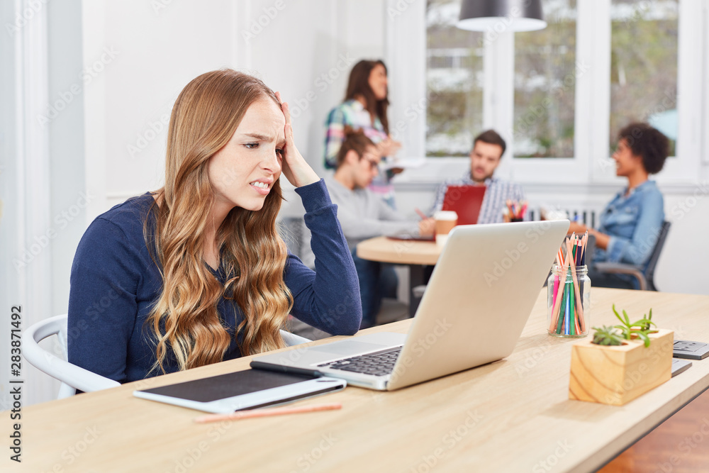 Business Frau sitzt gestresst am Laptop Computer Stock Photo | Adobe Stock