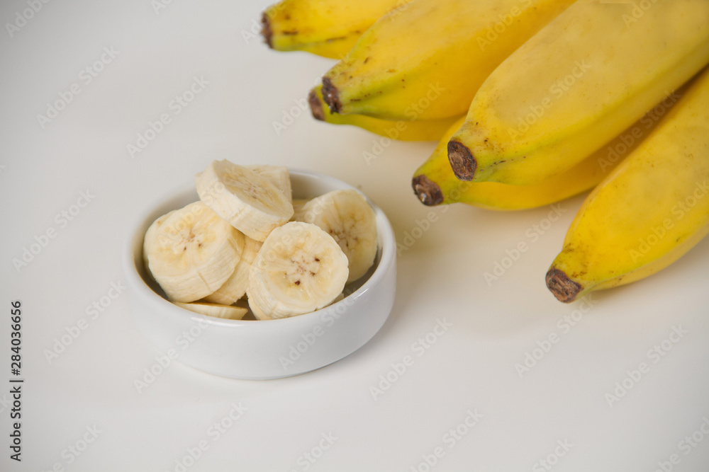 Banana cortada em fundo branco Stock Photo | Adobe Stock