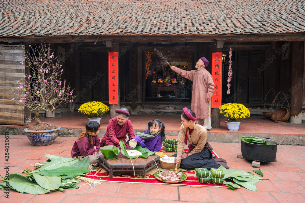Vietnamese family members making Banh Chung together on old-styled ...