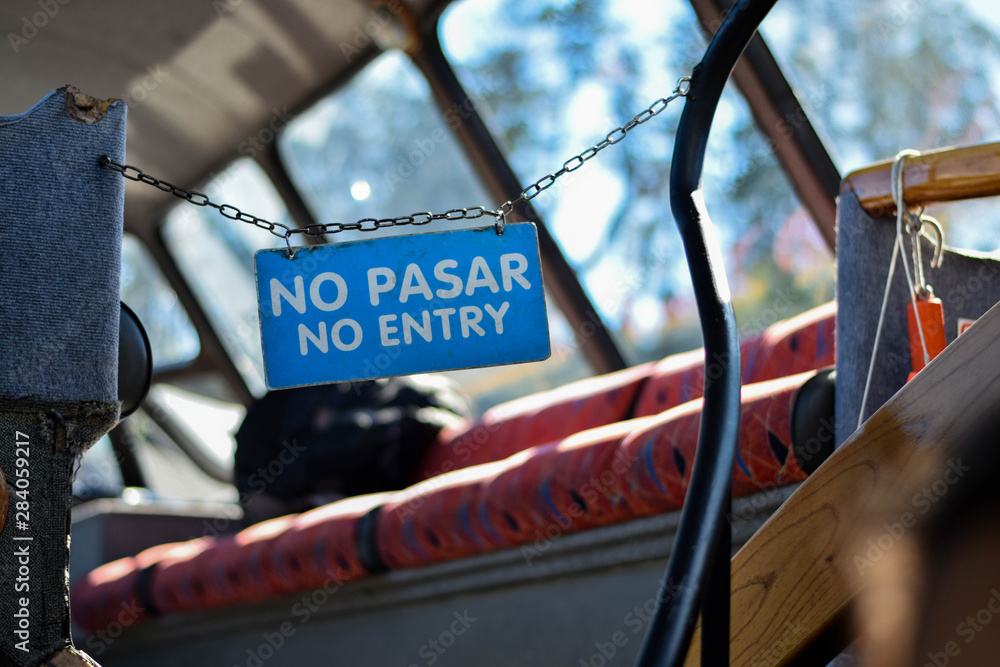 Letrero no pasar Stock Photo | Adobe Stock