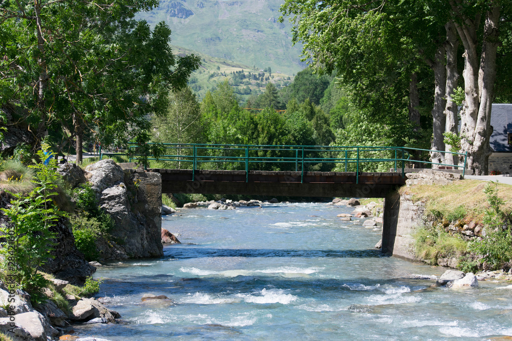 Puente sobre río creado por el deshielo Stock Photo | Adobe Stock