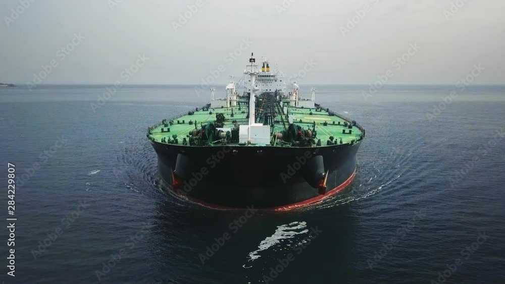 Video „Bow and front deck of a tanker ship underway in the open sea ...