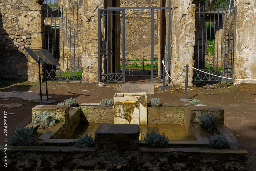 Foto de Pompeii, Italy Casa di Octavius Quartio entrance with square ...