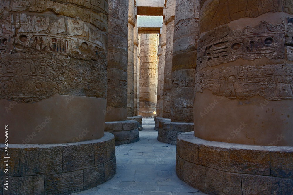 Foto de Massive columns of the Great Hypostyle Hall, in the temple of ...