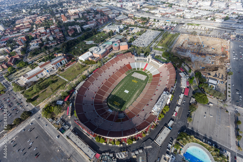 Foto de Aerial view of the historic Los Angeles Memorial Coliseum ...